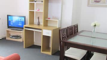 Apartamento Básico, 4 quartos | Sala de estar | TV de ecrã plano