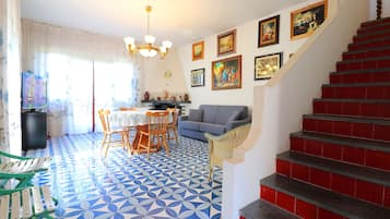 Villa Panorâmica, 3 quartos | Sala de estar | TV de ecrã plano