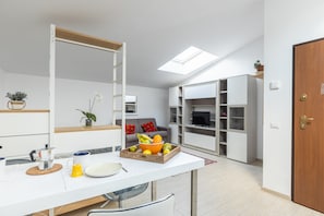Apartamento básico, 1 quarto | Cozinha privada | Geladeira grande, micro-ondas, fogão, cooktop