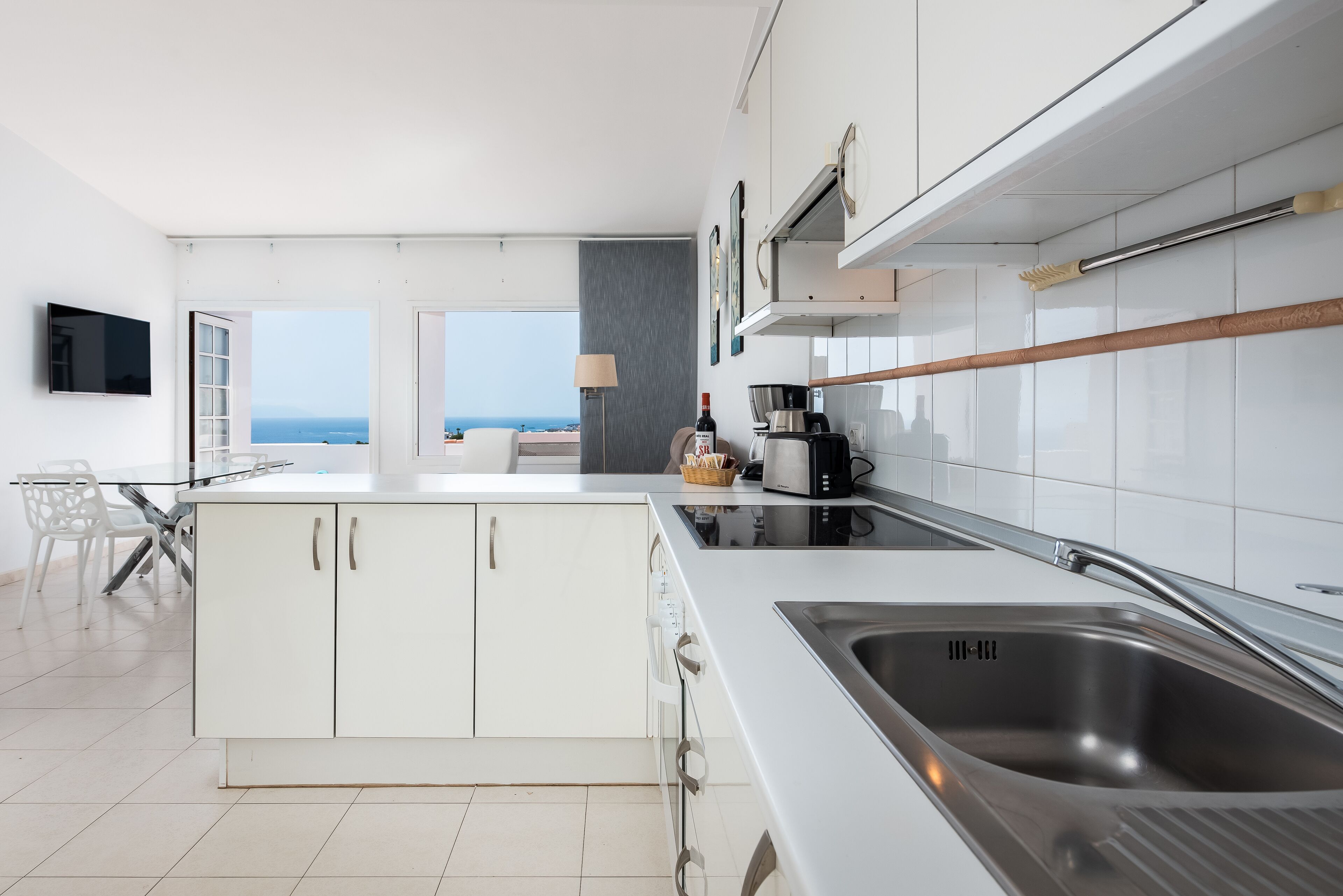 Apartamento Panorâmico, 1 quarto | Cozinha privada | Um frigorífico/congelador grande, um micro-ondas, um forno 