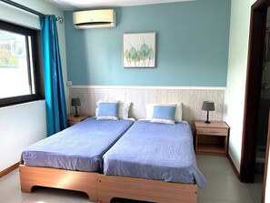 Apartamento Comfort, 2 quartos | Cofre no quarto, secretária, cortinas/cortinados opacos 
