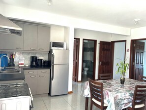 Apartamento Comfort, 2 quartos | Cozinha privada | Um frigorífico, uma cafeteira/bule 