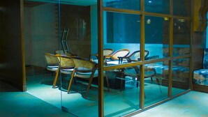 Quarto moderno com divisória de vidro, móveis de madeira e vista para o exterior.
