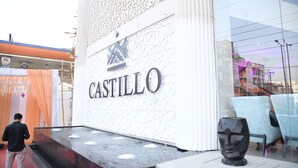 Fachada de um edifício com a palavra 