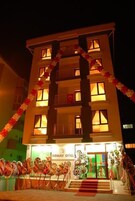 Fachada do alojamento (tarde/noite)