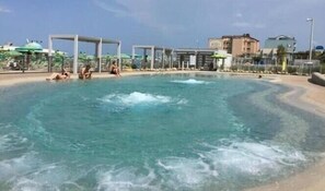 Uma praia privada nas proximidades, praia de areia branca 