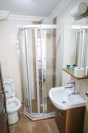 Quarto Standard, Vista para a cidade | Casa de banho | Um polibã, artigos de higiene pessoal grátis, um secador de cabelo 