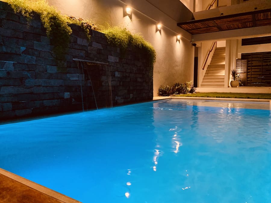Piscina externa, funciona das 9h às 19h, espreguiçadeiras