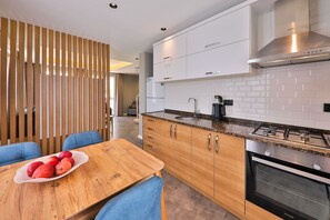 Dúplex Familiar, 2 quartos | Refeições no quarto
