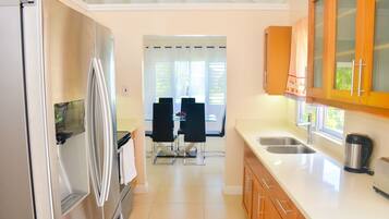 Villa de Luxo | Cozinha privada | Um frigorífico, um micro-ondas, um forno, uma placa de cozinha