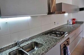 Apartment, Mountain and City view | Cozinha privada | Geladeira grande, fogão, cooktop, cafeteira/chaleira