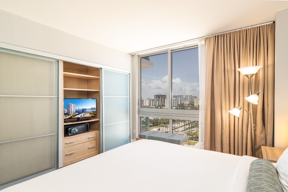 Family Beach Apartment . Ocean View . Renovated - Sunny Isles Beach, FL