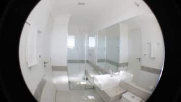 Quarto casal | Banheiro | Chuveiro, produtos de toalete grátis