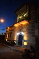Fachada da propriedade à noite