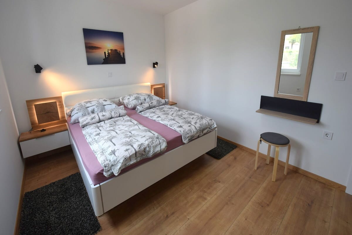 Apartamento, 2 quartos | Secretária, Wi-fi grátis, roupa de cama fornecida 