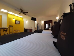 Quarto Duplo Superior | Camas de colchão pillowtop, cofre no quarto, secretária 