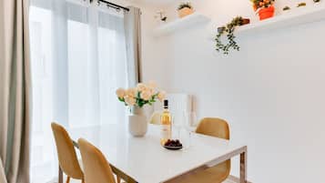 Apartamento luxo | Opções para refeição no quarto