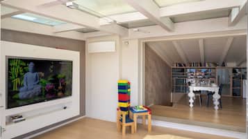 Penthouse Panorâmica | Sala de estar | Televisor