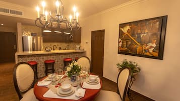 Roupas de cama premium, frigobar, cofres nos quartos