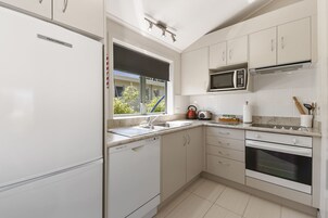 Geladeira grande, micro-ondas, fogão, cooktop