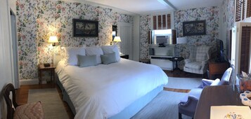 Charming Green Room Boutique B&B | Lençóis italianos Frette, roupas de cama premium, edredons de pluma