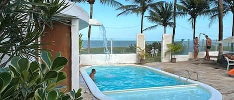 Piscina exterior, guarda-sóis, espreguiçadeiras