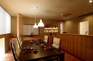 Casa de Campo Deluxe, 2 quartos, não fumadores, vista para o rio (Private Vacation Home) | Cozinha privada | Um frigorífico, um micro-ondas, uma placa de cozinha 