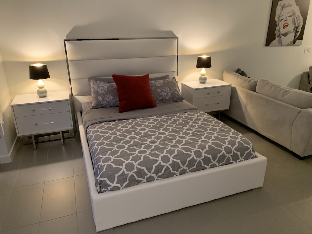 Clean Cut Modern Studio In Central Miami Location! - Miami