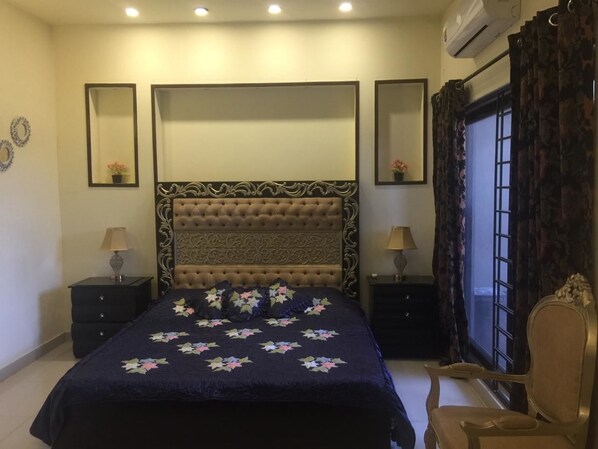 Quarto casal exclusivo | Ferros/tábuas de passar roupa, Wi-Fi de cortesia, roupa de cama