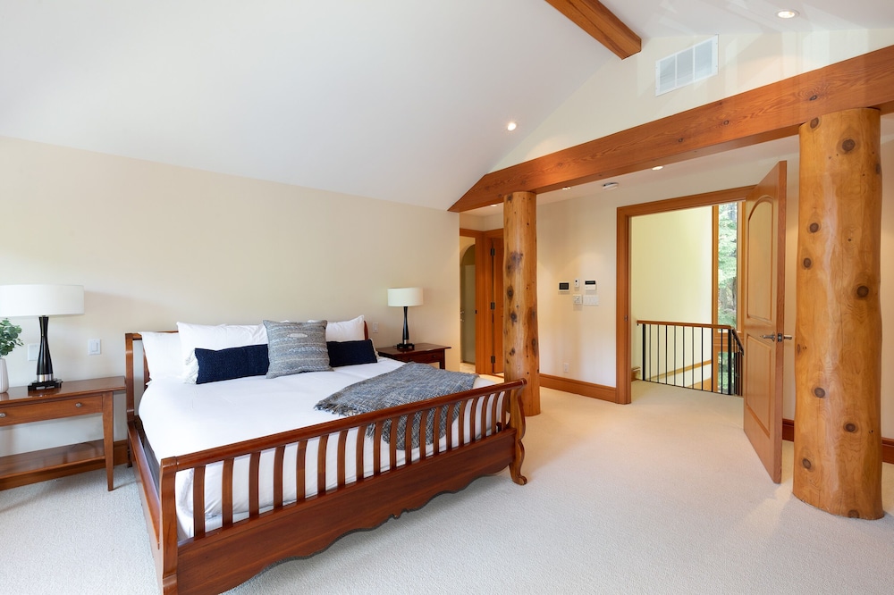 Family Log Cabin With Stunning Mtn View & Hot Tub - Whistler
