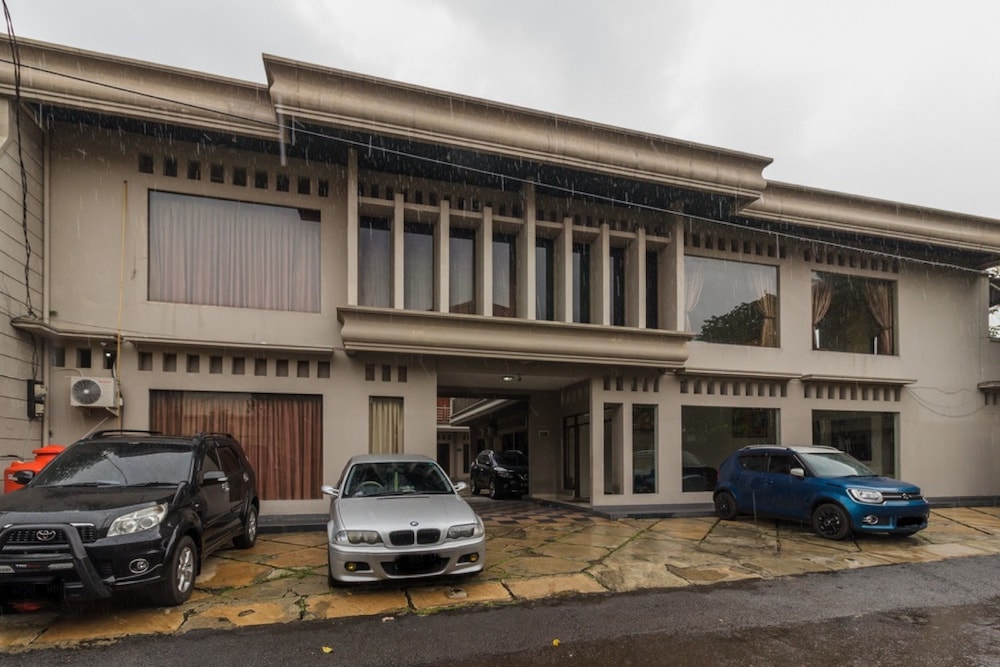 Reddoorz Syariah Near Taman Air Mancur Bogor - Bogor