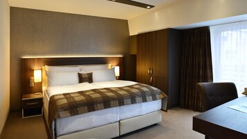 1 quarto, frigobar, cofres nos quartos, escrivaninha