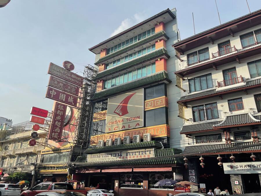 Um edifício de vários andares com a sinalização