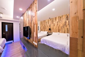 Quarto Quádruplo | Secretária, cortinas/cortinados opacos, Wi-fi grátis