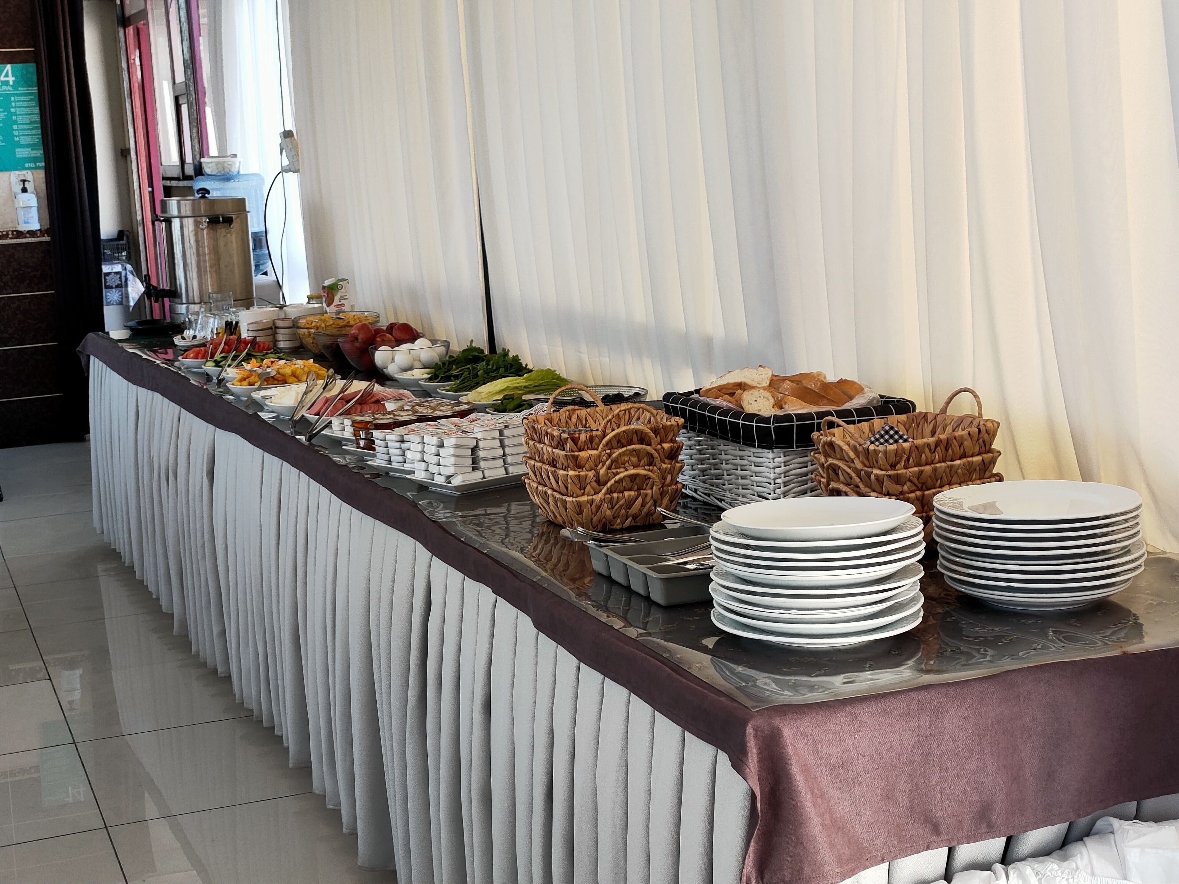 Disposição de buffet com diversos alimentos e cestas.