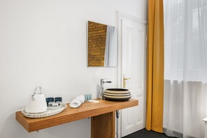 Quarto Triplo Económico, 3 camas individuais, casa de banho privativa, mezanino | Secretária, secretária adequada para computadores portáteis 