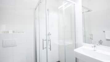 Chuveiro, secador de cabelo, toalhas de banho, sabonete