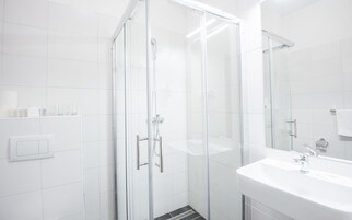 Um polibã, um secador de cabelo, toalhas fornecidas, sabão 