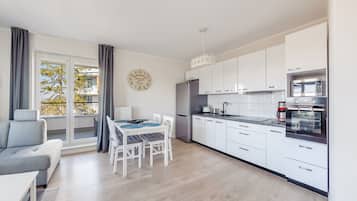Apartamento (23 ul. Zachodnia 5) | Kitchenette privada | Um frigorífico, uma placa de cozinha, uma chaleira elétrica