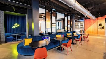 Uma área de estar moderna com assentos e um bar.
