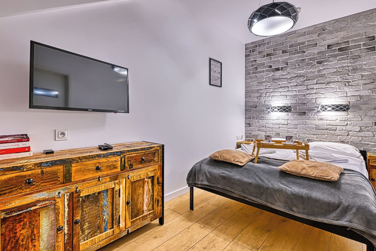 Apartamento (32) | Secretária adequada para computadores portáteis, ferro/tábua de engomar