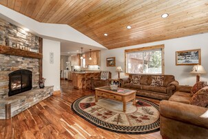 Casa família | Sala de estar | TV