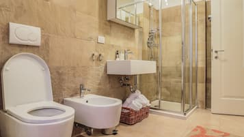 Apartamento, 1 quarto | Banheiro | Chuveiro, produtos de toalete grátis, secador de cabelo, bidê