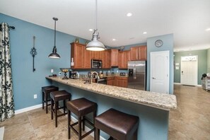 Um frigorífico, um micro-ondas, um forno, uma placa de cozinha 