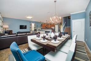 Um frigorífico, um micro-ondas, um forno, uma placa de cozinha 