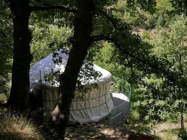 Petite Cabane Au Milieu Des Montagnes - Avène