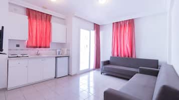 Apartamento Standard, Vista para a cidade | Sala de estar | Televisor LED