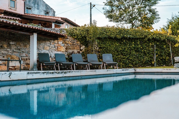 Piscina externa sazonal, espreguiçadeiras