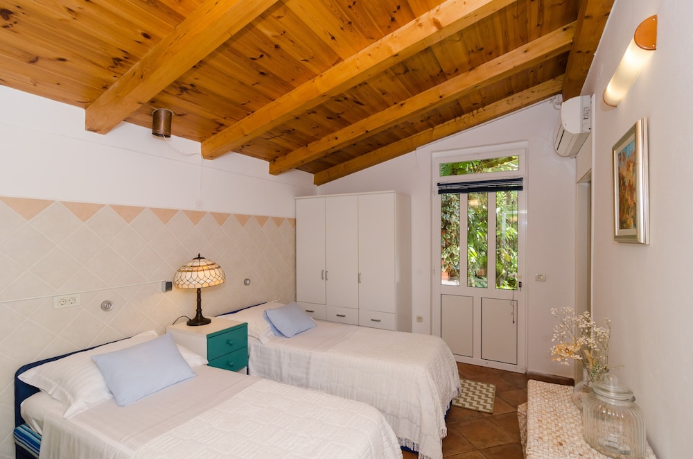 Villa Gemma - Four Bedroom Villa With Terrace And Swimming Pool - Mlini