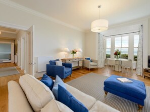 Casa, várias camas | Sala de estar | Televisor de 30 polegadas com canais por cabo 